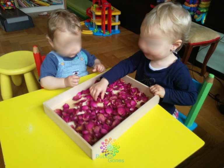 Bac sensoriel printemps : découverte odorante et fleurie - Plongez dans ...